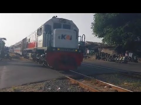 CC201 77 11 SDT [ KA TUMAPEL ] | DI PJL 1 & 2 MASUK STASIUN SURABAYA ...