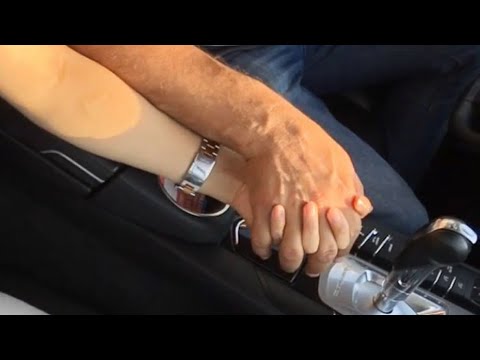 Biz seninle aynı damarda kan Bir yürekte iki can Allah biliyor ki Darılamayız (Darılamayız)