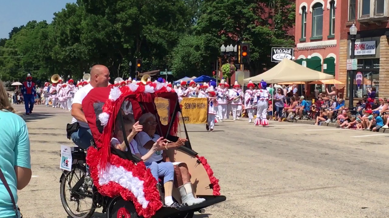 Baraboo High School Band in Big Top Parade - YouTube