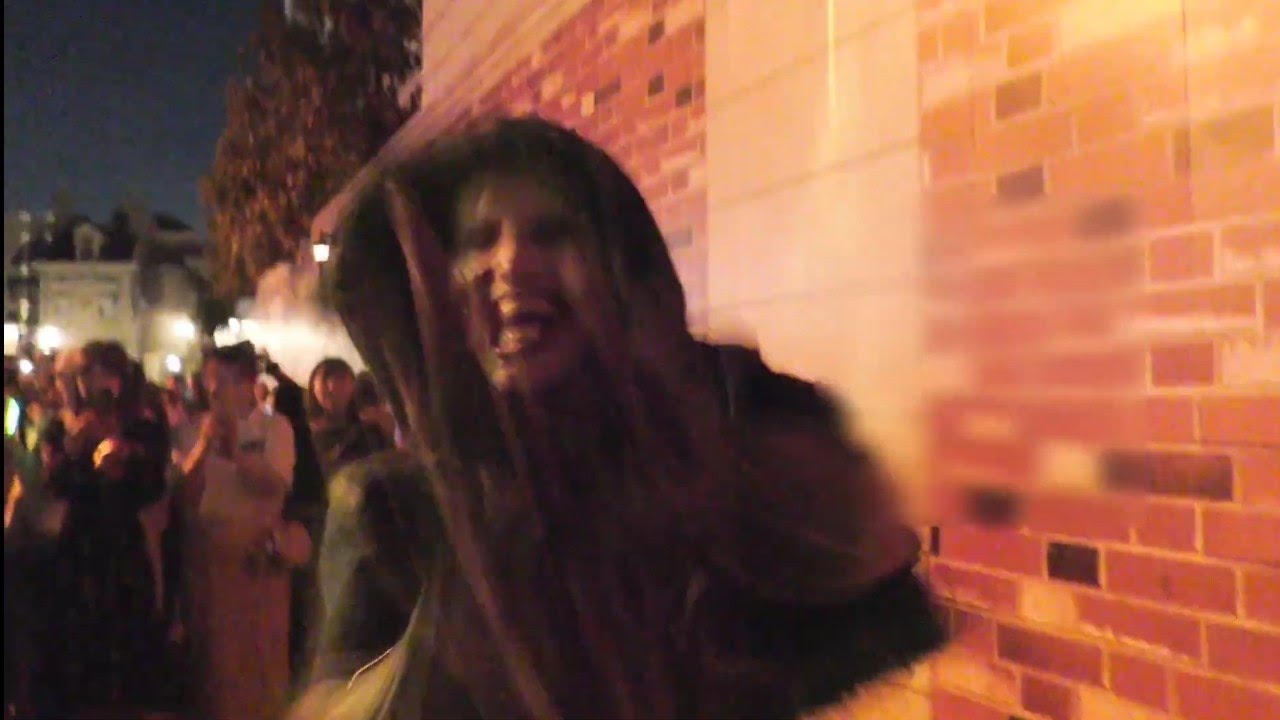 2024 9 30 USJ 【？好きな場所で踊る？に変更】驚きのゾンビデダンス【処刑ゾンビ】 - YouTube