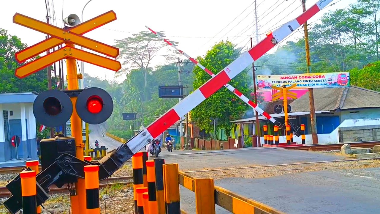 PALANG PINTU KERETA API | RAILROAD CROSSING | KA BBM PERTAMINA, KA ...