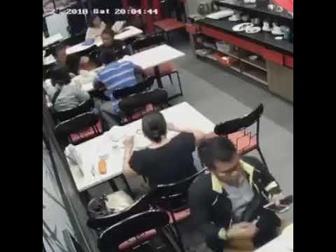 Pencuri tas di rumah makan terekam CCTV - YouTube