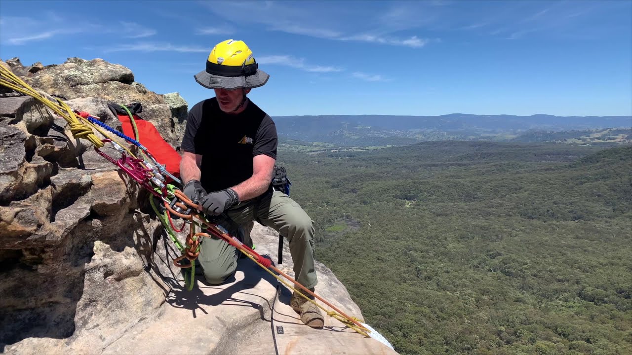 Knot (bend) pass during a lowering operation. - YouTube