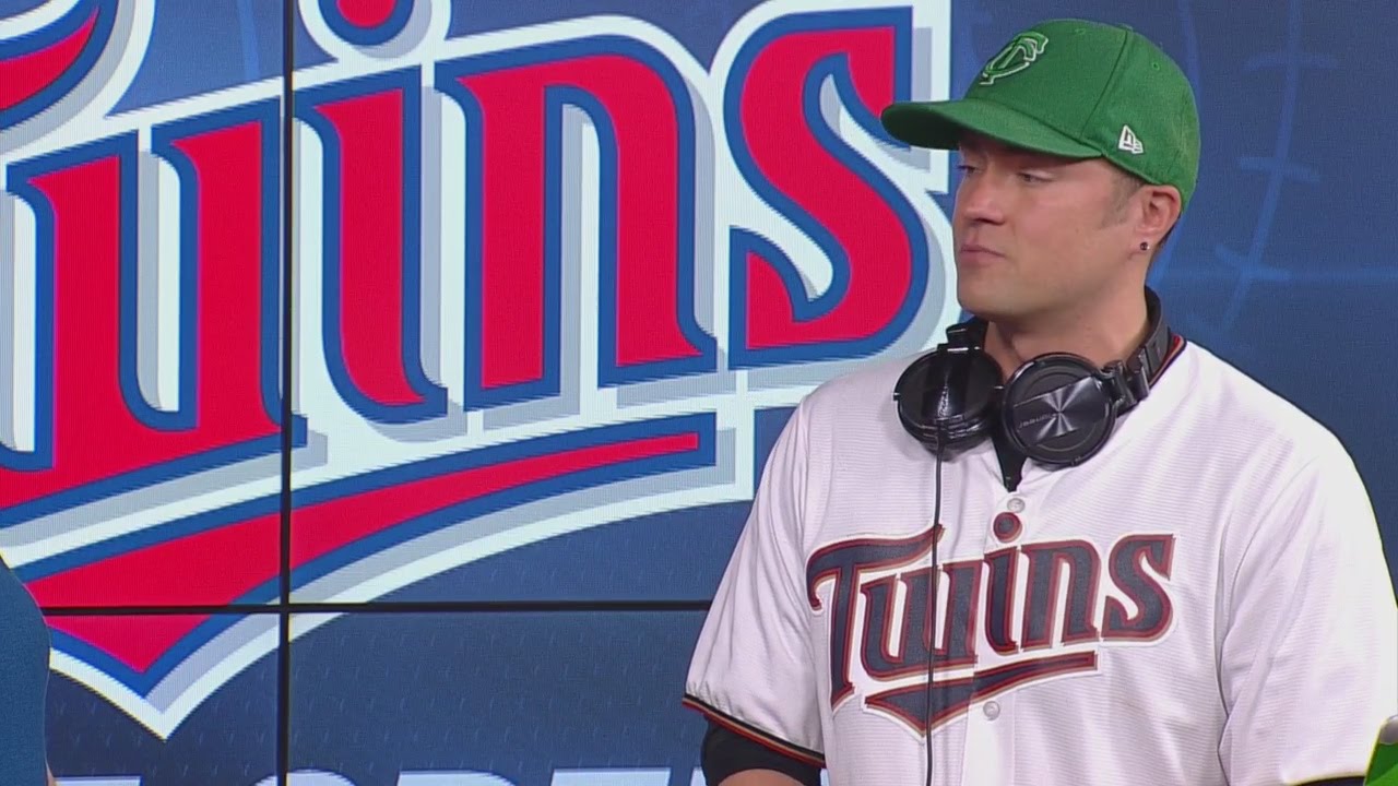 Mad Mardigan Stops By WCCO Newsroom - YouTube