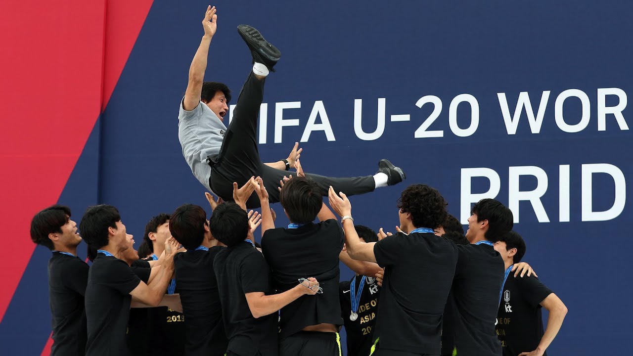 U-20 team returns to hero's welcome - YouTube