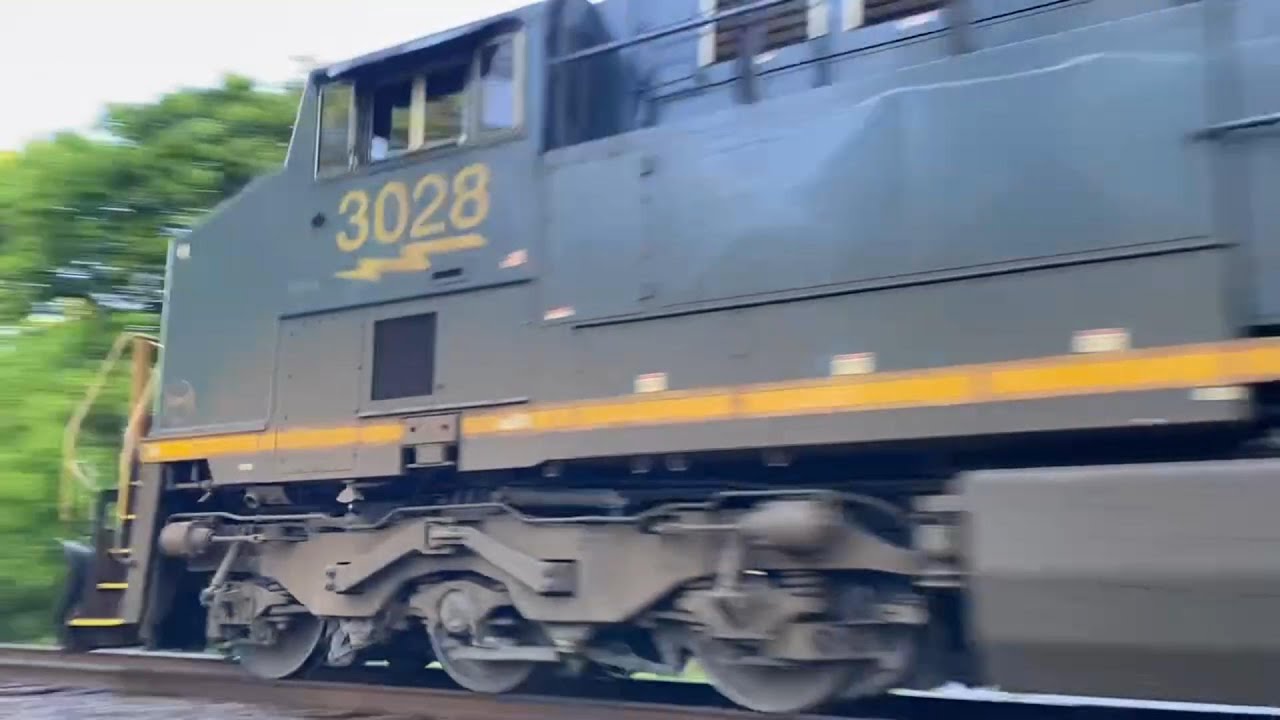 Great day track side on the CSX with E758 M653 and M693 - YouTube