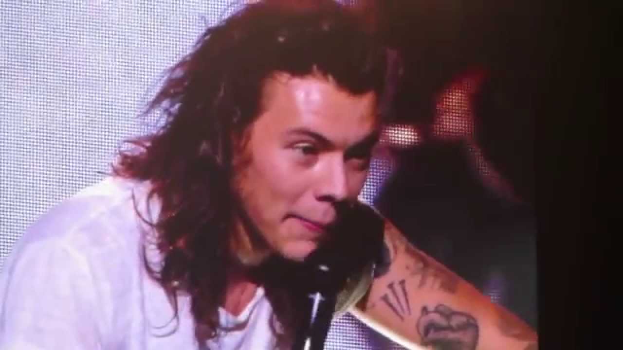One Direction - Harry Talking + Matilda - OTRA London 02 - 26/09/2015 ...