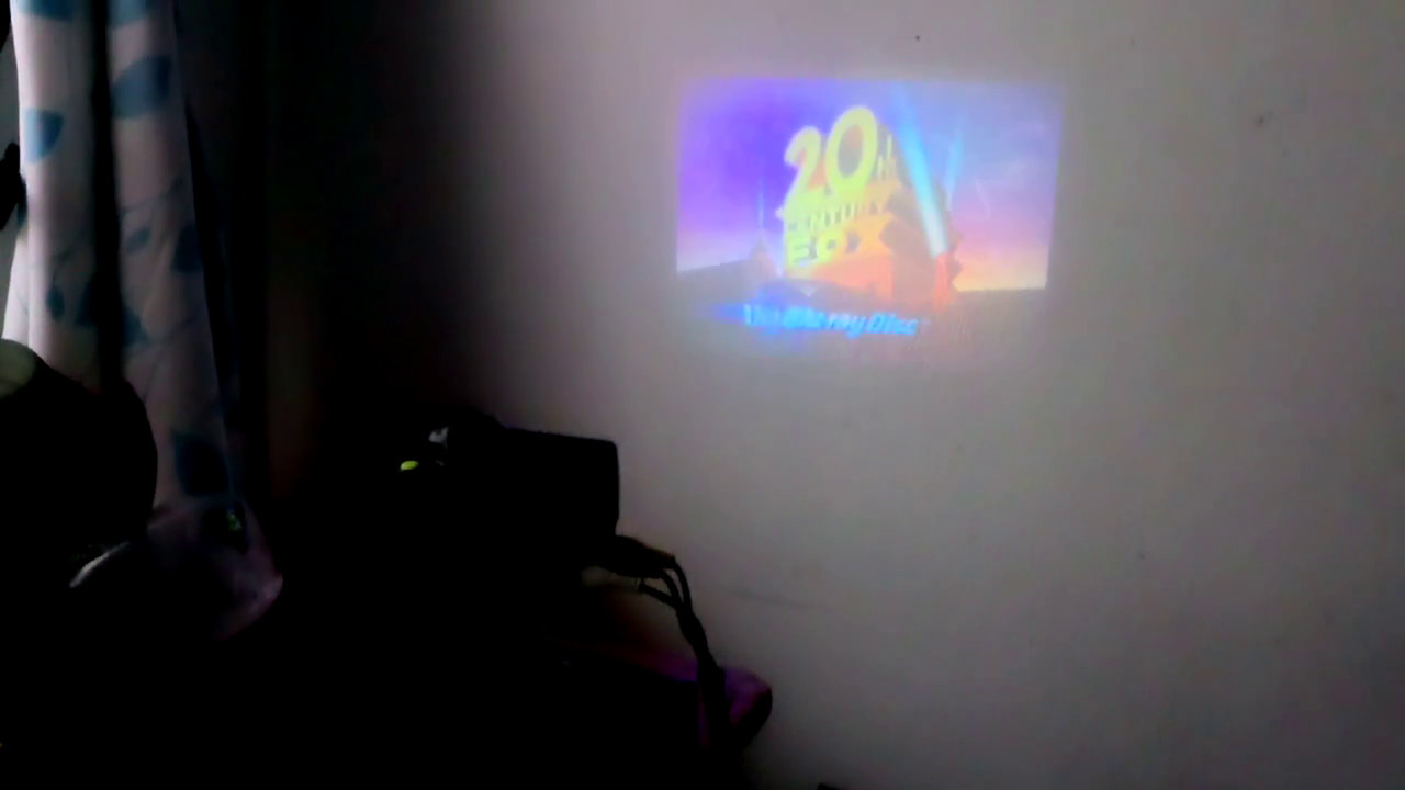 MINI PROYECTOR EYECLOPS - YouTube