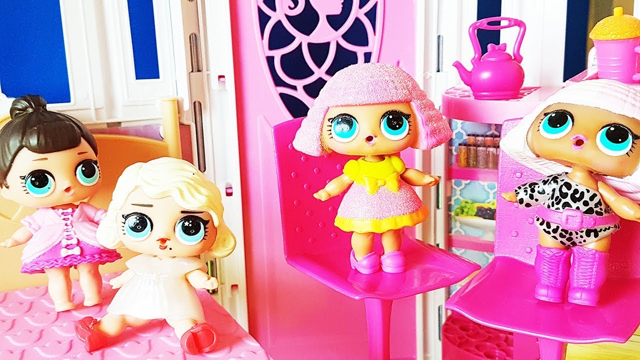 Rodzinka Barbie - Lalki LOL Surprise śmieją się z Barbie - YouTube