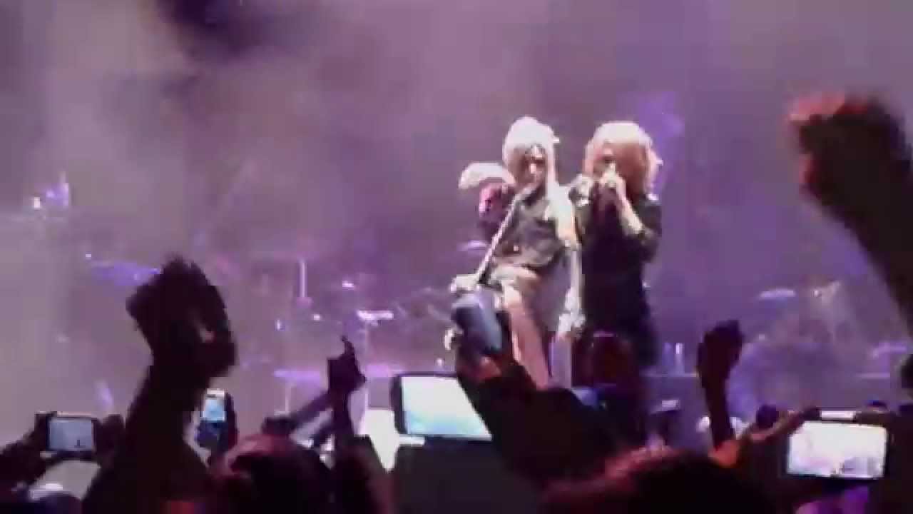 Jupiter Teru and Zin kiss (Japan live 2015 México) - YouTube