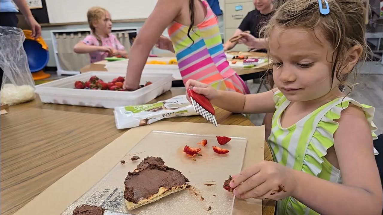 Making fruit pizza - YouTube