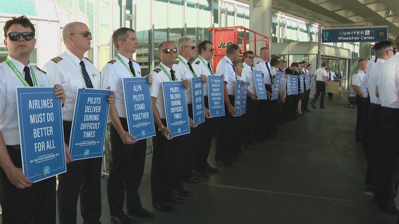 Pilots demanding better working conditions at O'Hare Airport - YouTube