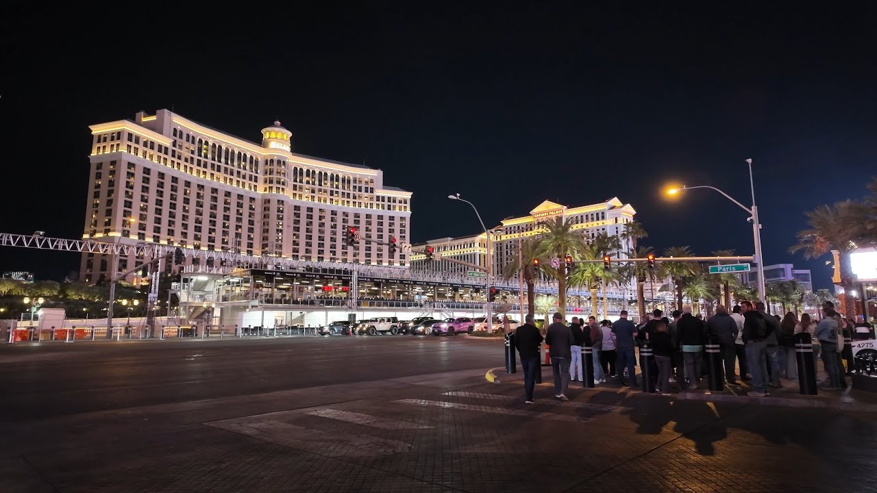 Walking The Las Vegas Strip on 11/12 in 4k around 6pm - People watching ...