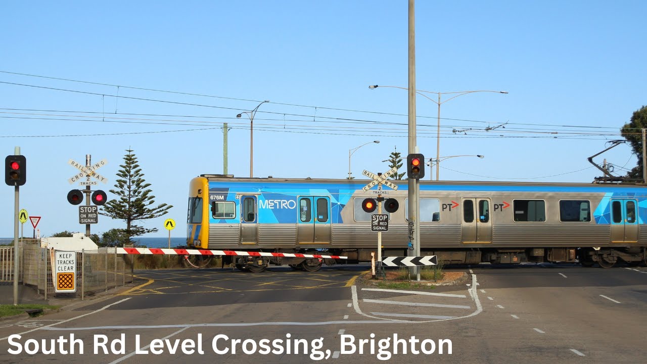 South Rd Level Crossing, Brighton - Metro Railway Crossing - YouTube
