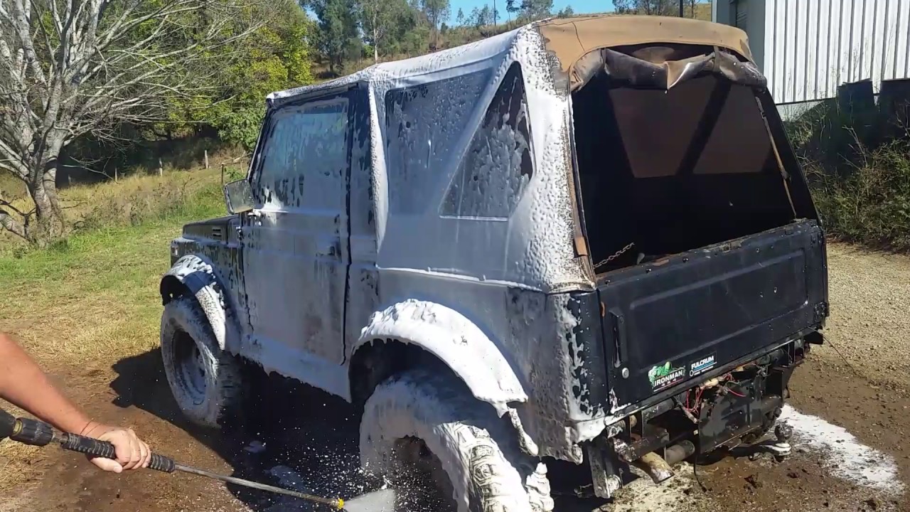 Touchlessly cleaning a very dirty 4x4 - YouTube