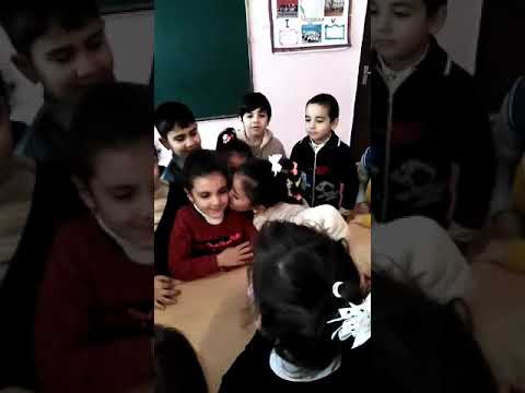 Xumar mektebde sinif yoldaşlari ile ad gününü qeyd edir