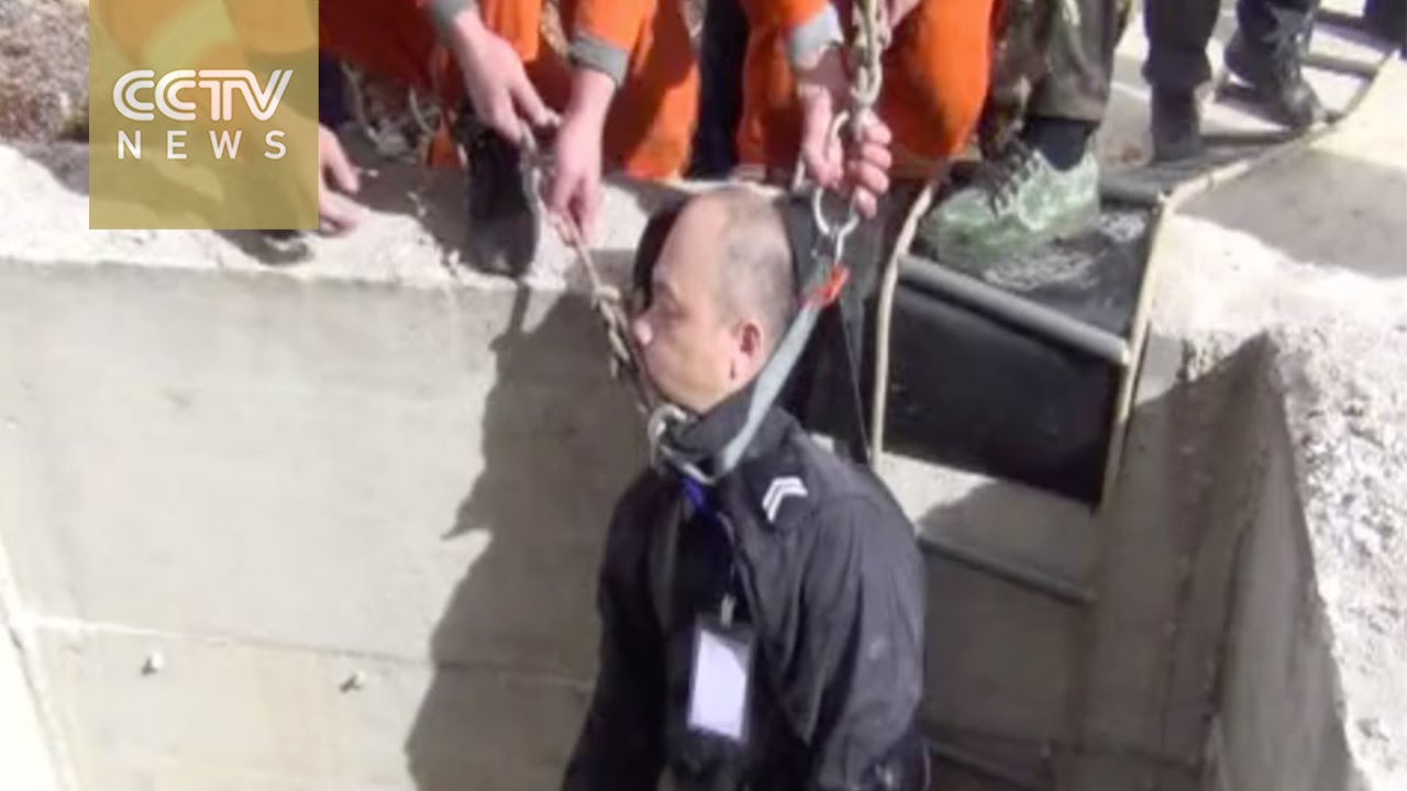 Watch: Man falling into huge well, rescued by firemen - YouTube