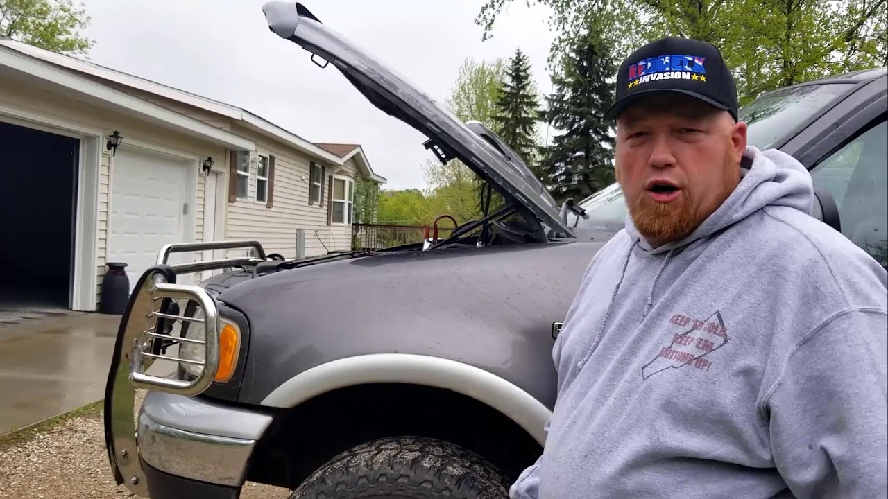 Redneck Jumpstarts a Truck - YouTube