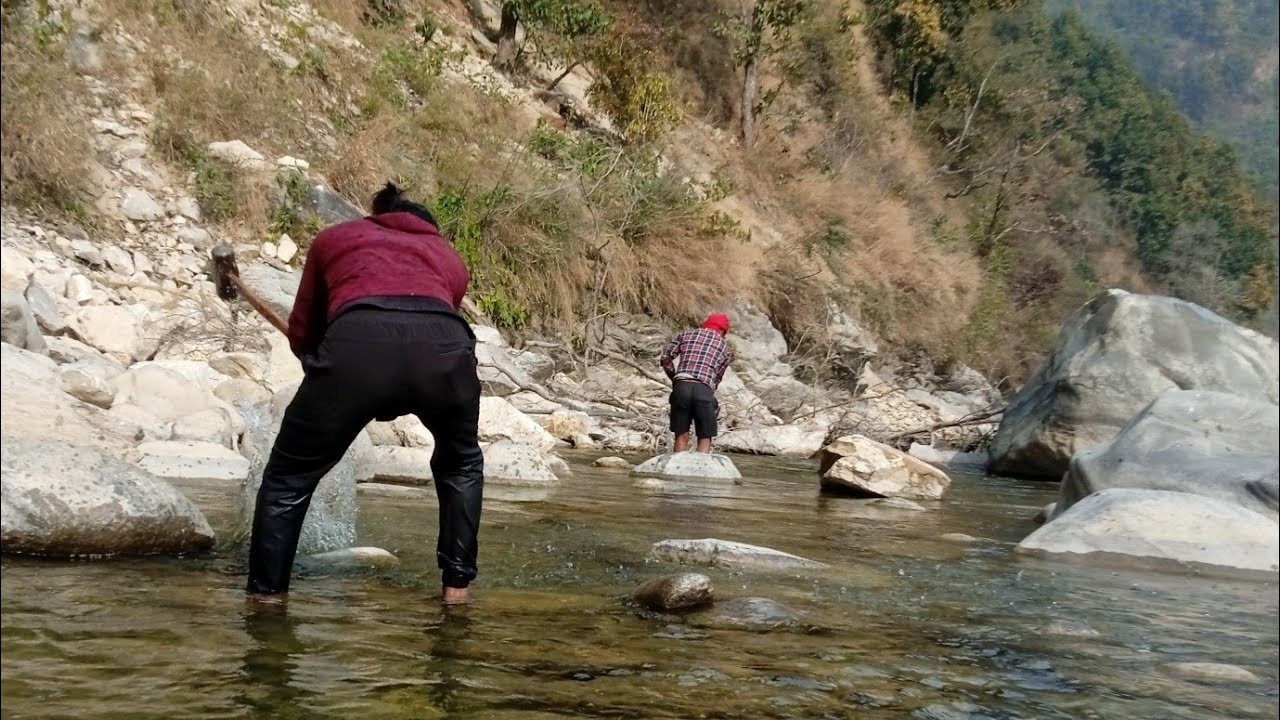 fishing by 10kg hammer/traditional idea to catch fish/Himalayan river ...