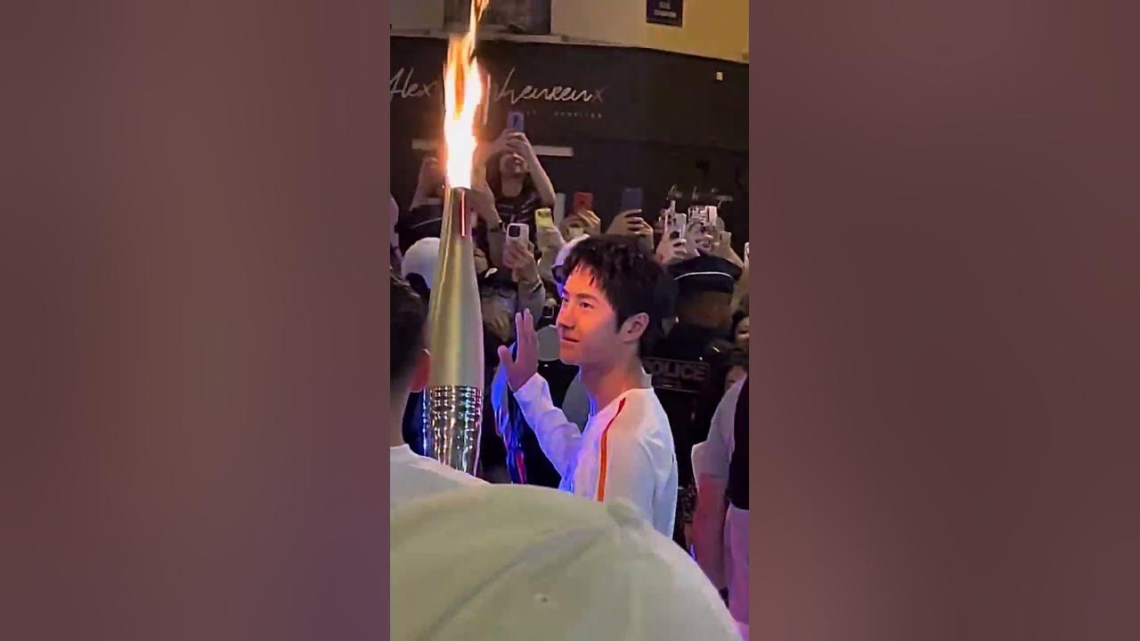 #王一博 [Wang Yibo] Paris 2024 Olympic Torchbearer (waving 👋🏼) - YouTube