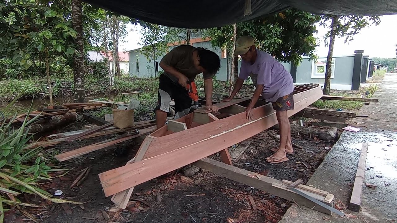Pembuatan Perahu/JukungTradisional Dayak || Mantap buat mancing bro ...