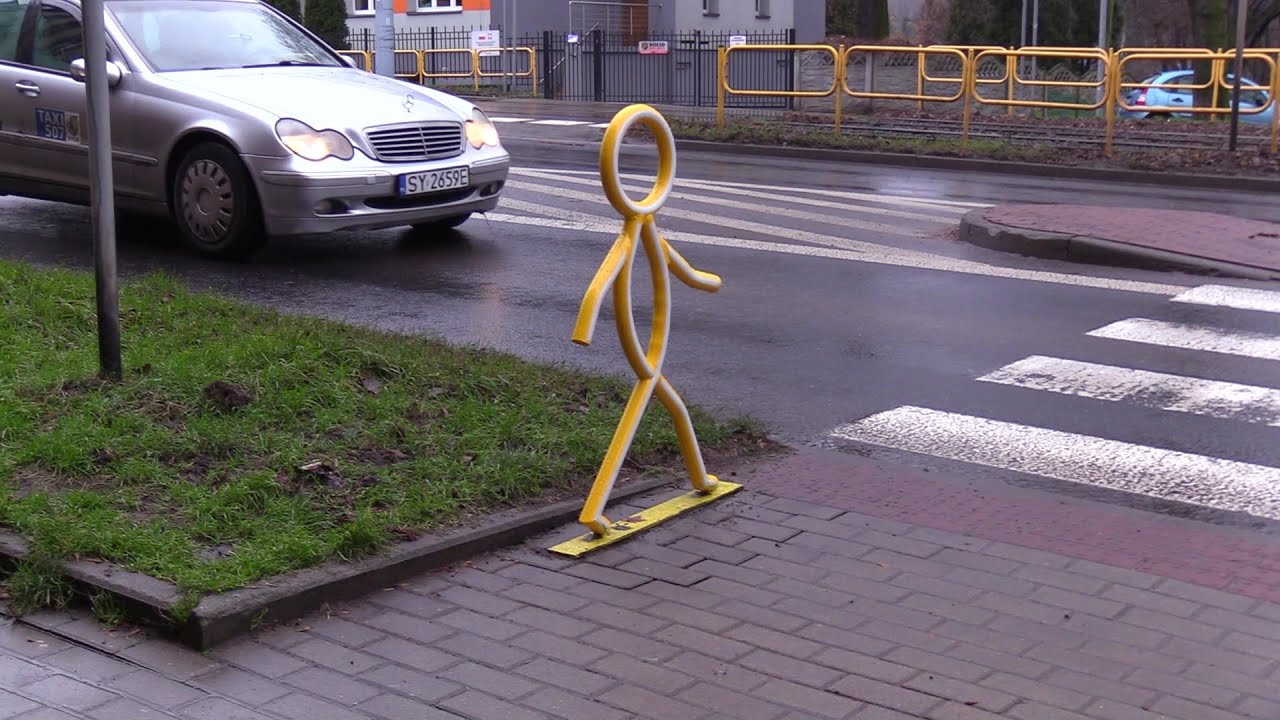 Odblaskowy ludzik przed przejściem dla pieszych 09.01.2023 - YouTube