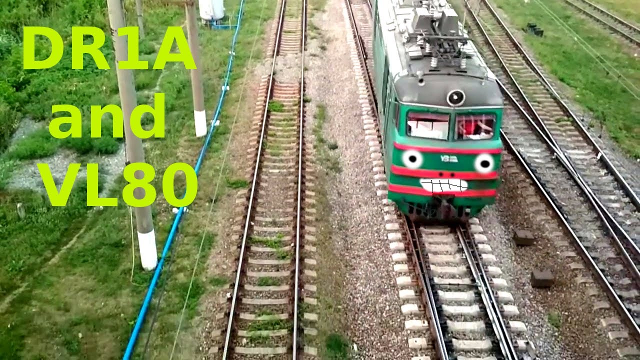 🇺🇦Passage from under the bridge of the diesel train DR1A and freight ...
