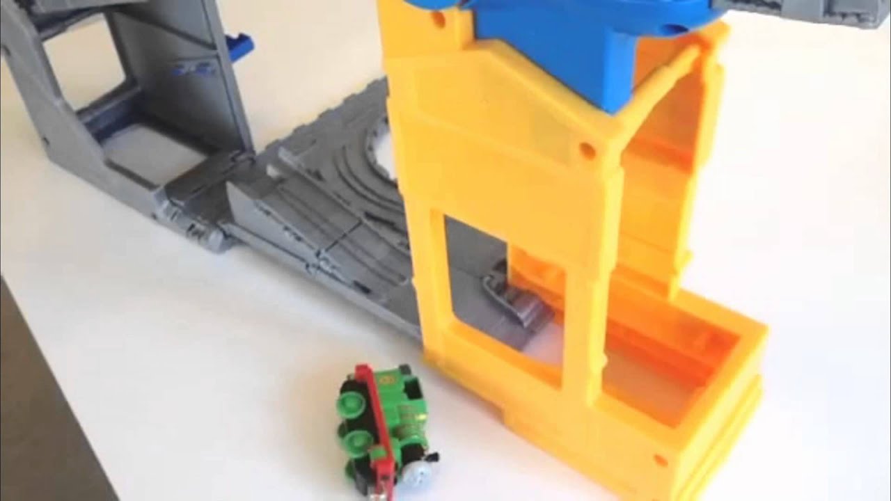 Thomas and Friends Green Train Percy in Thomas Shark Exhibit Take and ...