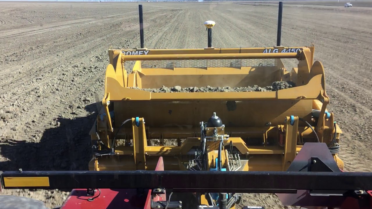 TOOMEY 4500C Scraper and STX500 trimming at over 17 kph (11 mph). - YouTube