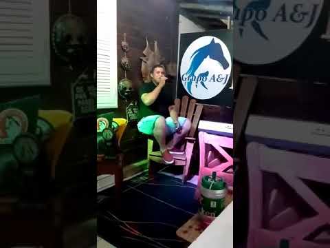 O velho pegou uma novinha no canto