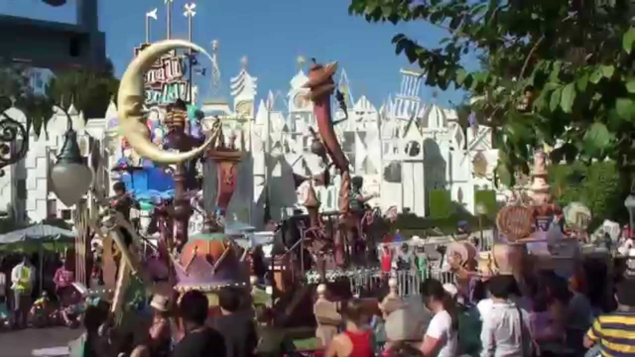 Disney: Mickey's Soundsational Parade (October 2, 2015 distant view ...