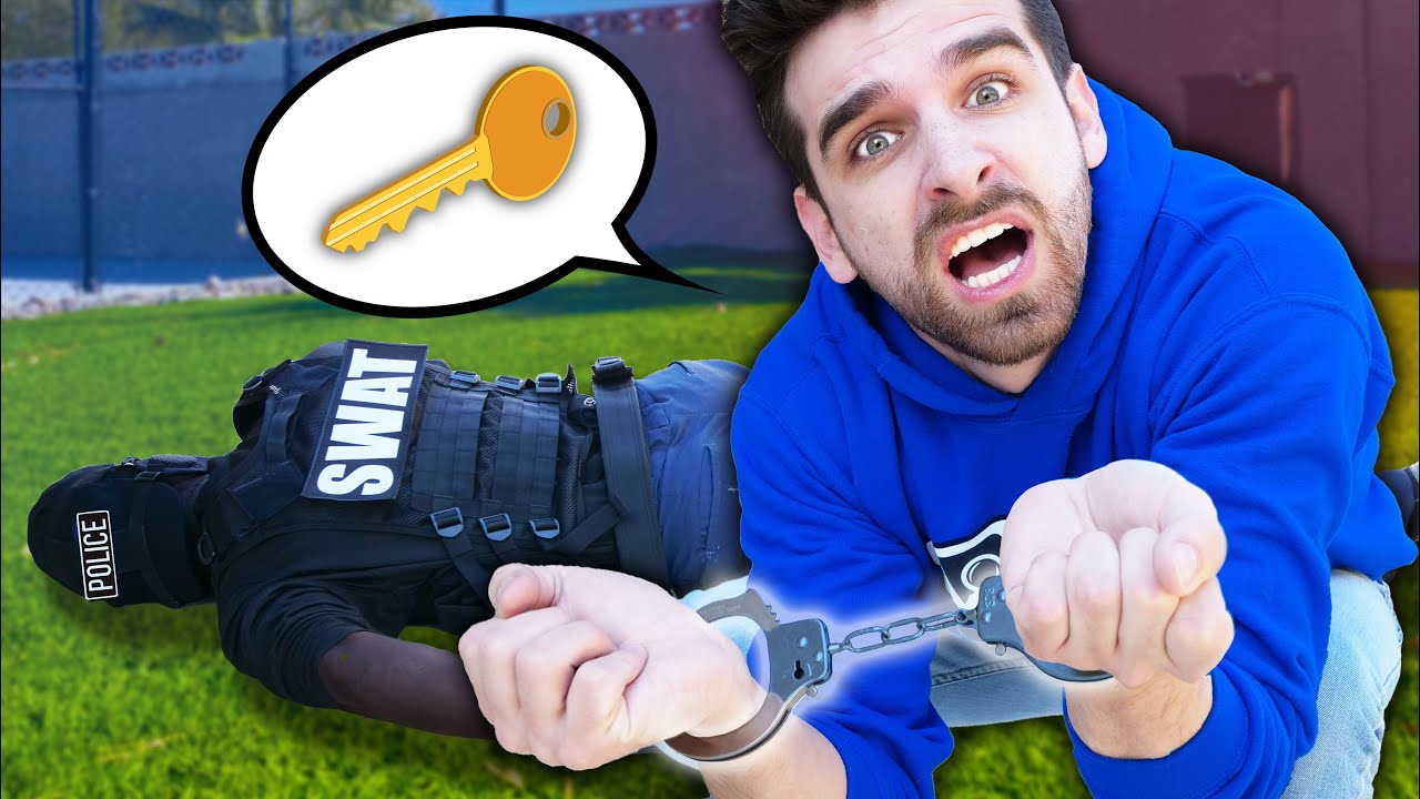 POLICE vs SPY NINJAS - Escaping Prison and Hiding Underground from a ...