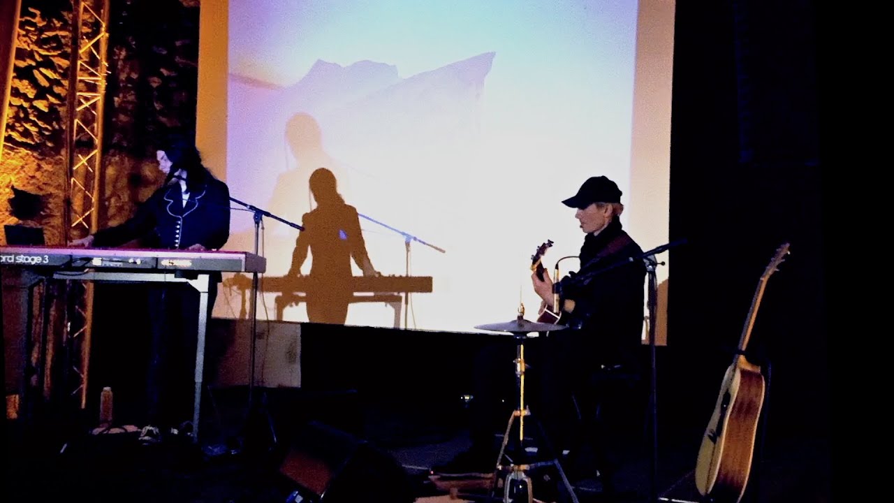 Iceberg - Anna Fleur (Live La Aula) - YouTube