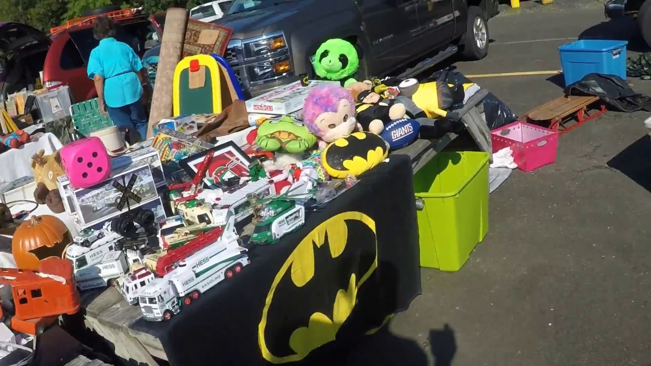 Making cash at the flea market from the storage rooms Selling with blue ...