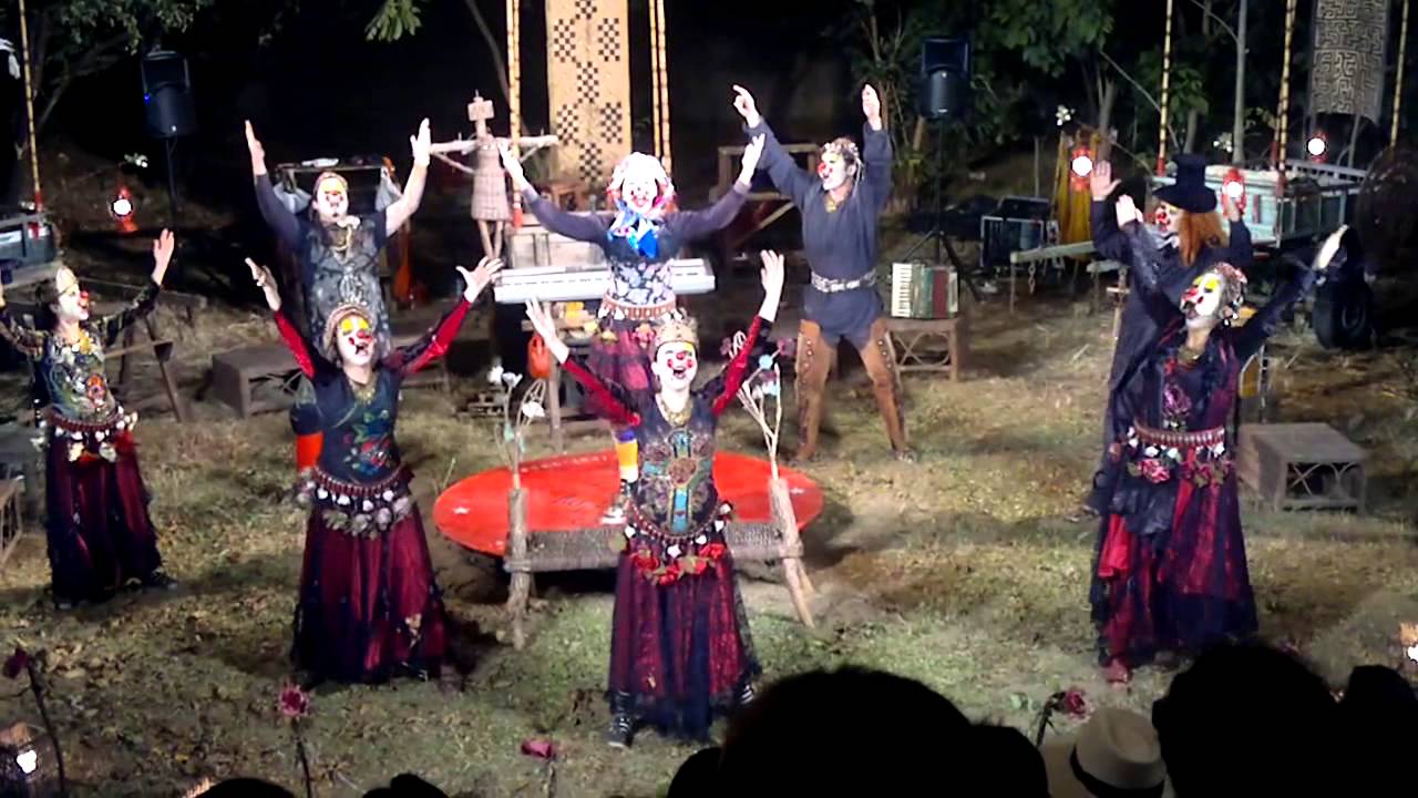 Companhia de Teatro "Clowns de Shakespeare" - YouTube