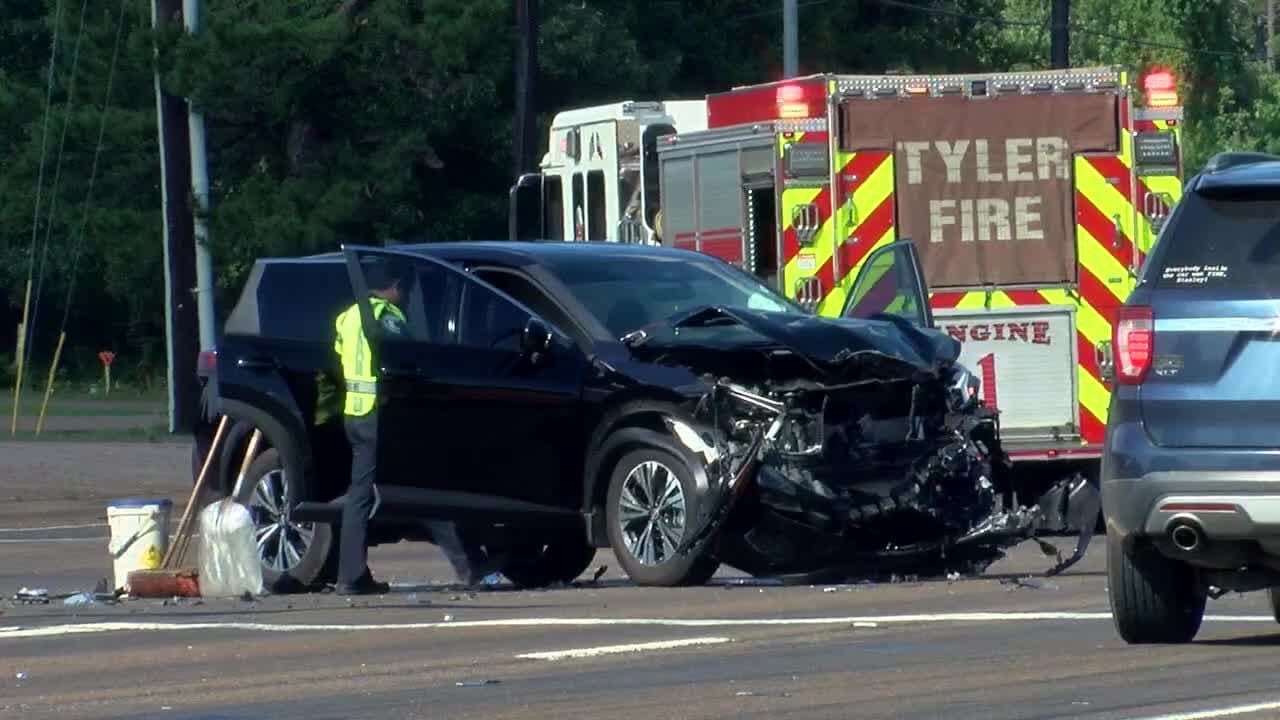 Crash scene: 4 taken to hospital after motorcycle wreck in Tyler - YouTube