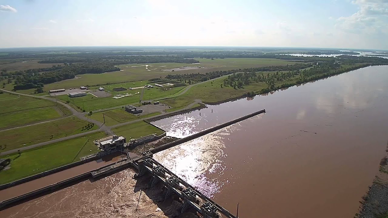 Yuneec q500 typhoon over red river lock and dam 5 - YouTube