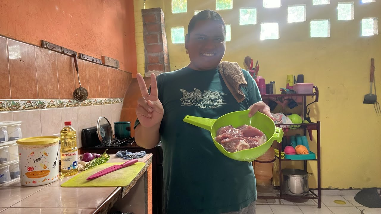 Cocinando cerdo achotado con arta cebolla #Ricuraaaa - YouTube