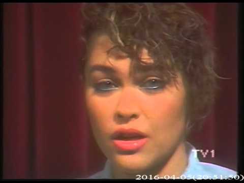 HÜLYA AVŞAR- Ağlamışım Gülmüşüm