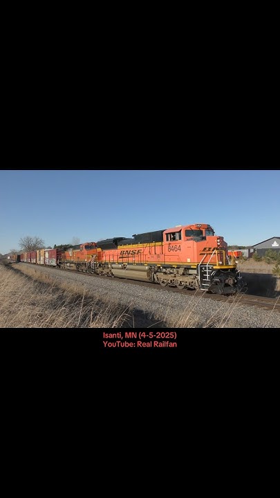 BNSF 8464 is the Right Leader Choice for this Train! #shorts - YouTube