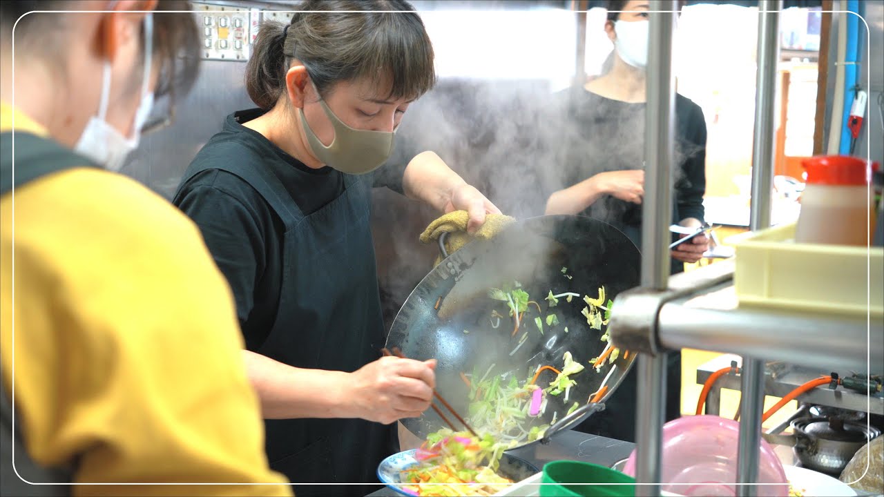 This is truly a Japanese ramen shop!! A raging grilled rice rush! 丸好食堂 ...