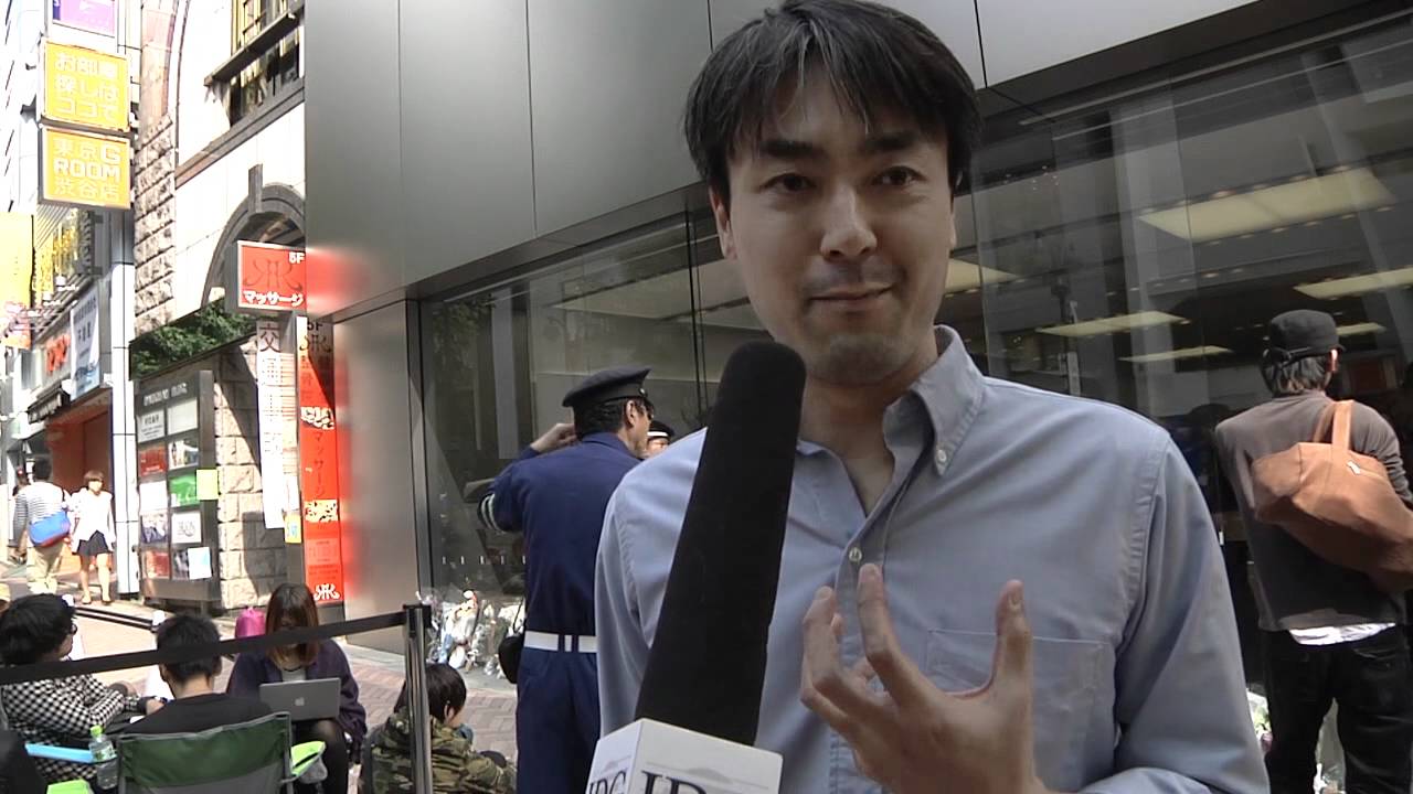 The global launch of the iPhone 4S begins in Japan. - YouTube