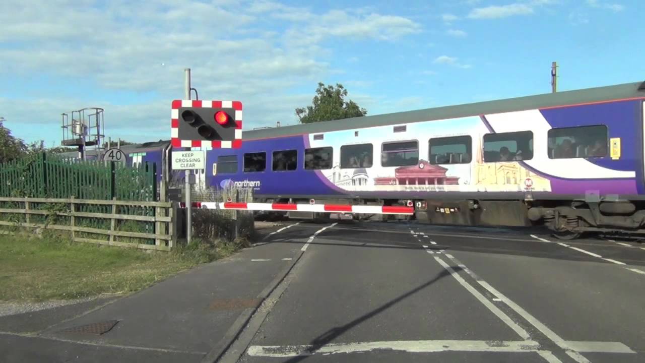 Hunmanby Level Crossing - YouTube