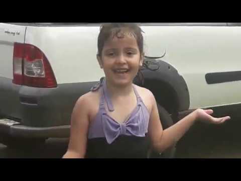 Brincando com água no jardim! Pistola de água, brinquedo de cano de pvc e banho de mangueira!