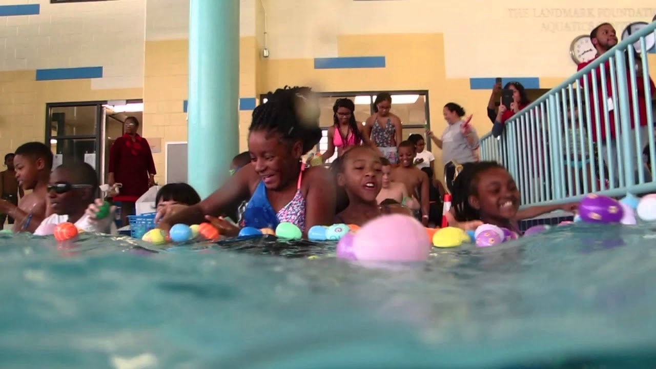 Children dive for eggs at underwater Easter egg hunt in Norfolk - YouTube