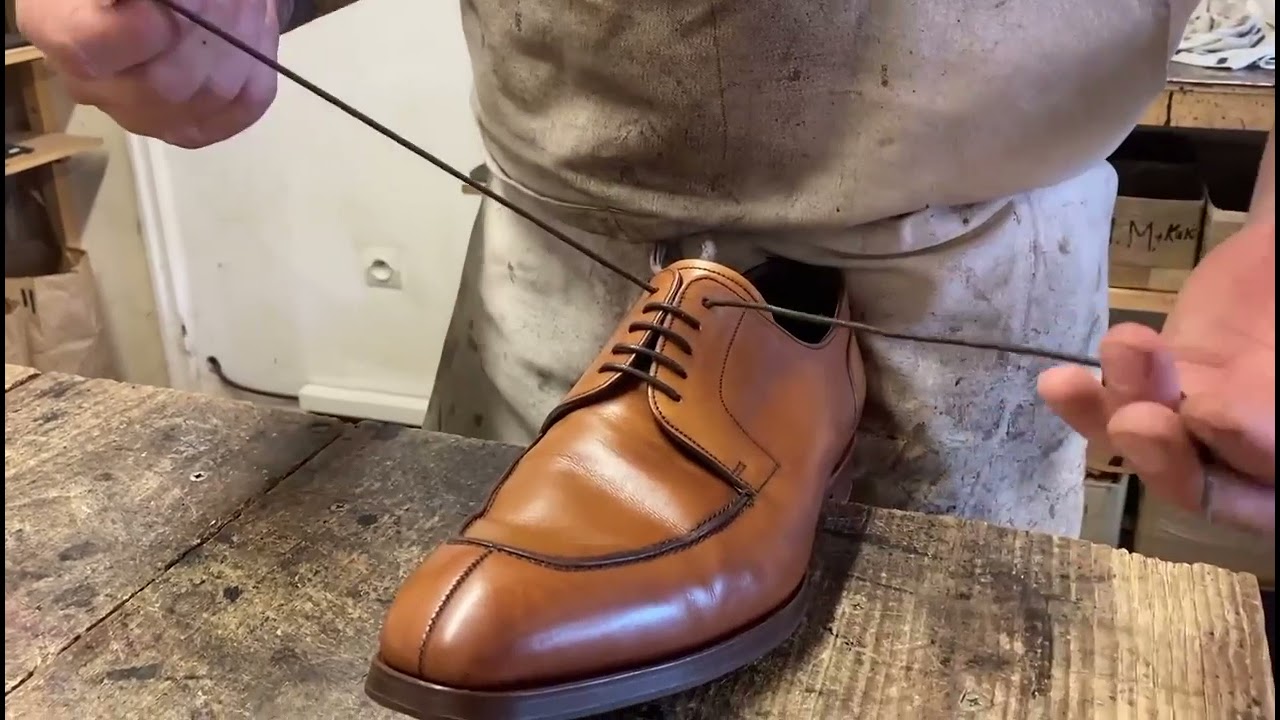 L'astuce du Bottier : faire le bon et beau noeud à vos chaussures - YouTube