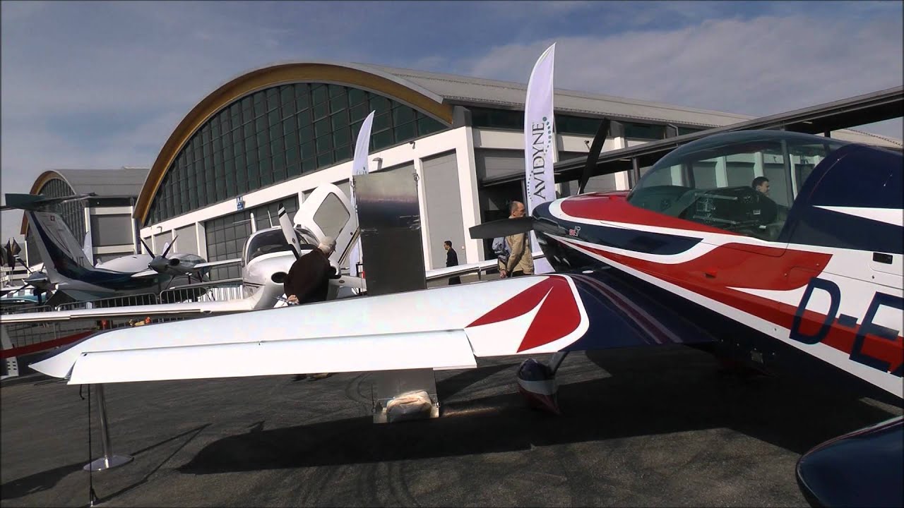 Extra 330 LT auf der AERO 2012 - YouTube