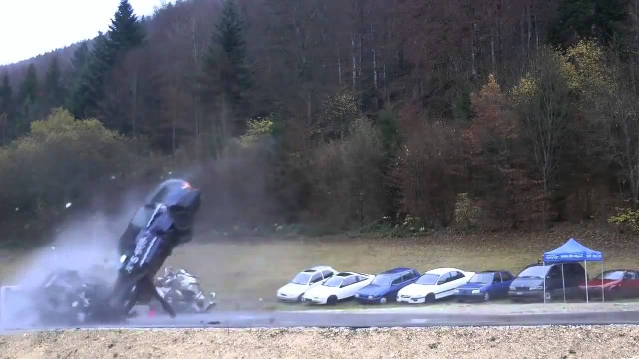 Incredible car crash simulation at 200 km/h - YouTube