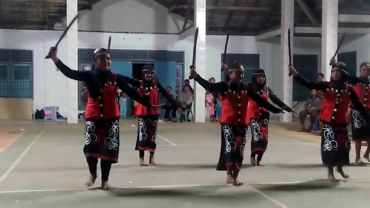 Tari Mandau Dayak Kalteng - YouTube