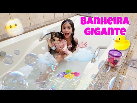 PRIMEIRO BANHO DE BANHEIRA DA BEBÊ REBORN VALENTINA 😍 meninas brincando
